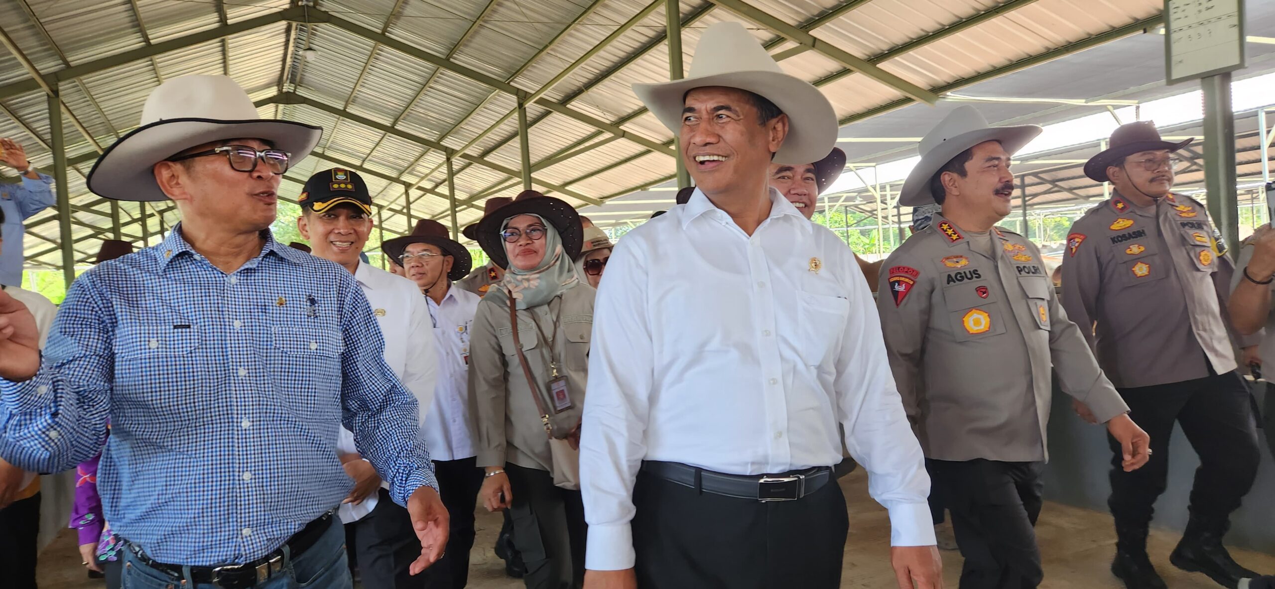 Kunjungi Pabrik Pakan Mini di Tangerang, Mentan Amran Pastikan ...